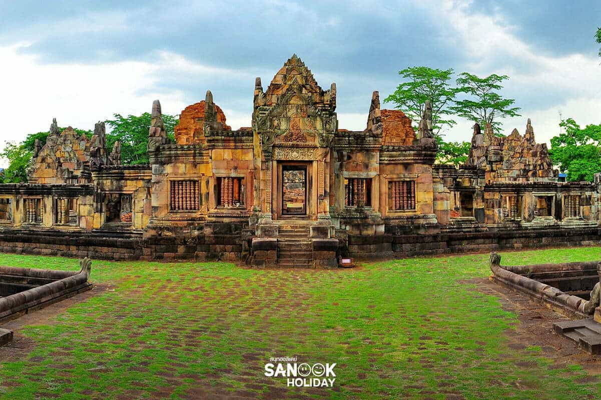 เที่ยวงานประเพณีขึ้นเขาพนมรุ้ง ชมพระอาทิตย์ตก 15 ช่องประตู - Sanook Holiday